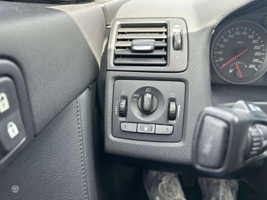 Pelēks Volvo V50 2008 Šauļi, ar dzinēja tilpumu 1.56 L un nobraukumu 244 tūkst. km par 1750 €, foto 22 vietnē AUTOMOTO.COM.LV