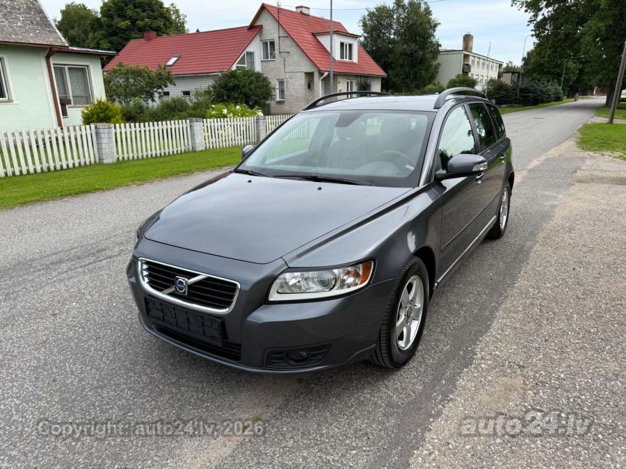 Pelēks Volvo V50 2008 Tallina, ar dzinēja tilpumu 1.60 L un nobraukumu 198 tūkst. km par 3999 €, foto 1 vietnē AUTOMOTO.COM.LV