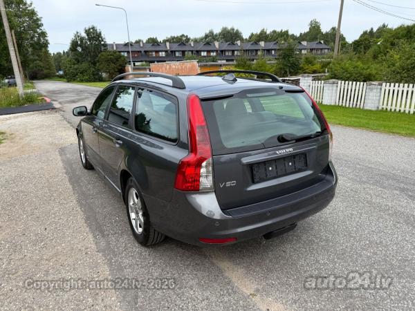 Grey Volvo V50 2008 in Tallinn, with an engine capacity of 1.60 L and mileage of 198 thousand km for 3999 €, photo 2 on AUTOMOTO.COM.LV
