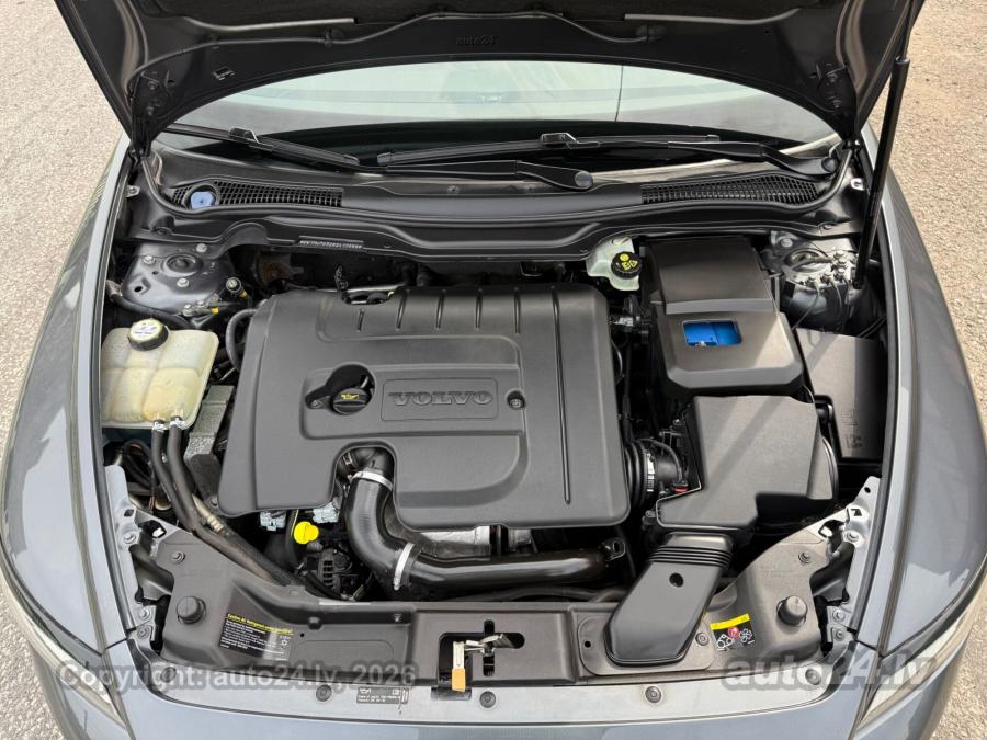Pelēks Volvo V50 2008 Tallina, ar dzinēja tilpumu 1.60 L un nobraukumu 198 tūkst. km par 3999 €, foto 4 vietnē AUTOMOTO.COM.LV