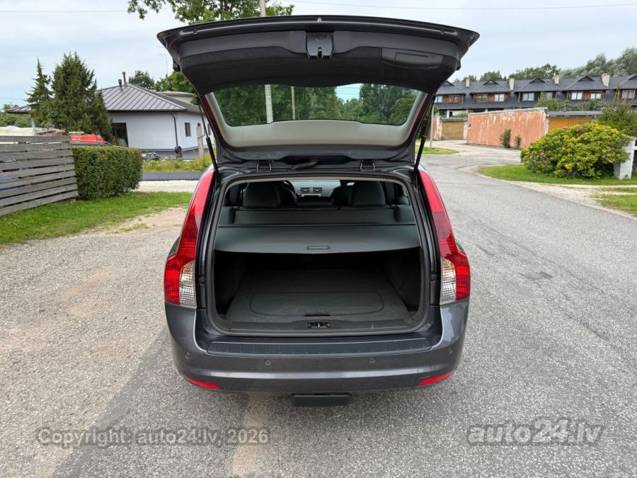 Pelēks Volvo V50 2008 Tallina, ar dzinēja tilpumu 1.60 L un nobraukumu 198 tūkst. km par 3999 €, foto 9 vietnē AUTOMOTO.COM.LV