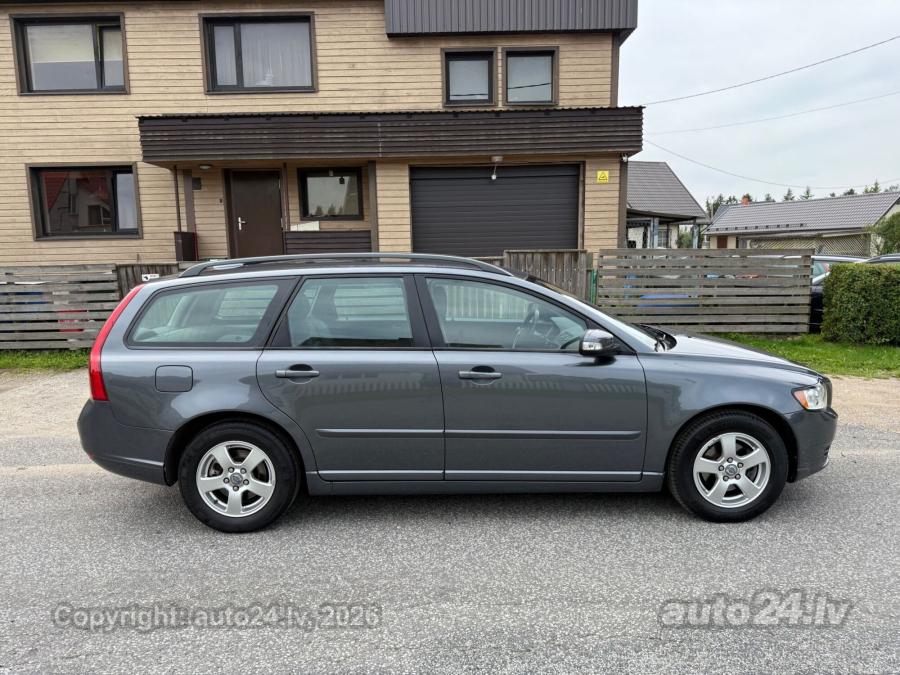 Pelēks Volvo V50 2008 Tallina, ar dzinēja tilpumu 1.60 L un nobraukumu 198 tūkst. km par 3999 €, foto 14 vietnē AUTOMOTO.COM.LV
