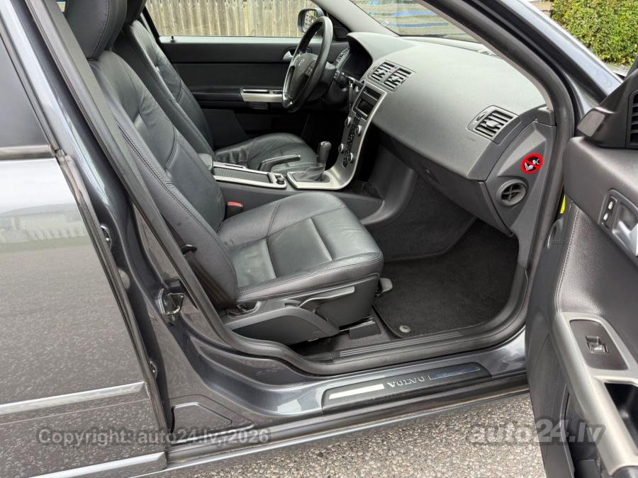 Pelēks Volvo V50 2008 Tallina, ar dzinēja tilpumu 1.60 L un nobraukumu 198 tūkst. km par 3999 €, foto 15 vietnē AUTOMOTO.COM.LV