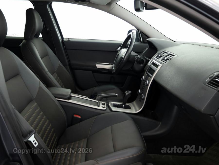 Grey Volvo V50 2008 in Tallinn, with an engine capacity of 2.40 L and mileage of 257 thousand km for 1999 €, photo 7 on AUTOMOTO.COM.LV