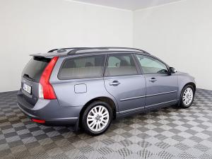 Pelēks Volvo V50 2008 Tallina, ar dzinēja tilpumu 2.40 L un nobraukumu 257 tūkst. km par 1999 €, foto 4 vietnē AUTOMOTO.COM.LV
