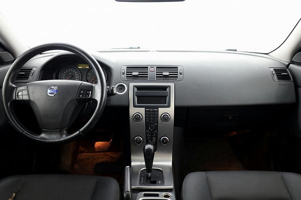Grey Volvo V50 2008 in Tallinn, with an engine capacity of 2.40 L and mileage of 257 thousand km for 1999 €, photo 5 on AUTOMOTO.COM.LV