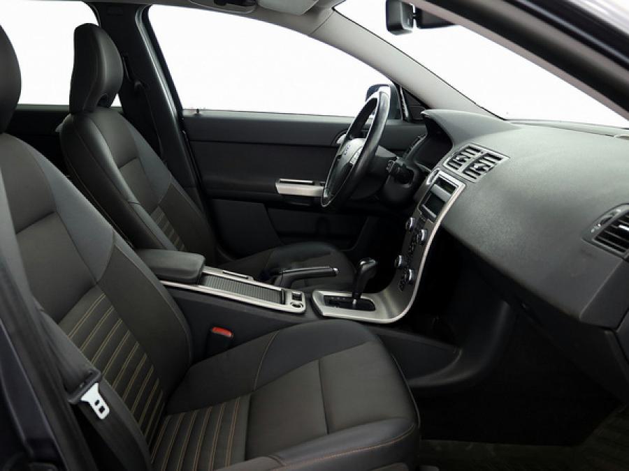 Pelēks Volvo V50 2008 Tallina, ar dzinēja tilpumu 2.40 L un nobraukumu 257 tūkst. km par 1999 €, foto 7 vietnē AUTOMOTO.COM.LV
