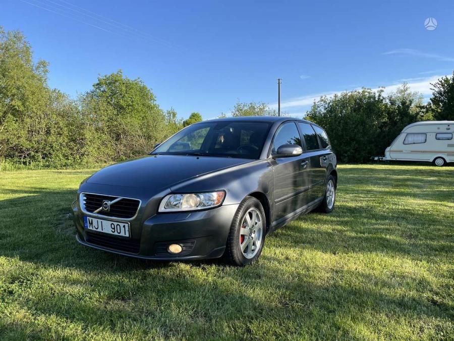 Grey Volvo V50 2008 in Marijampole, with an engine capacity of 1.56 L and mileage of 282 thousand km for 2099 €, photo 1 on AUTOMOTO.COM.LV