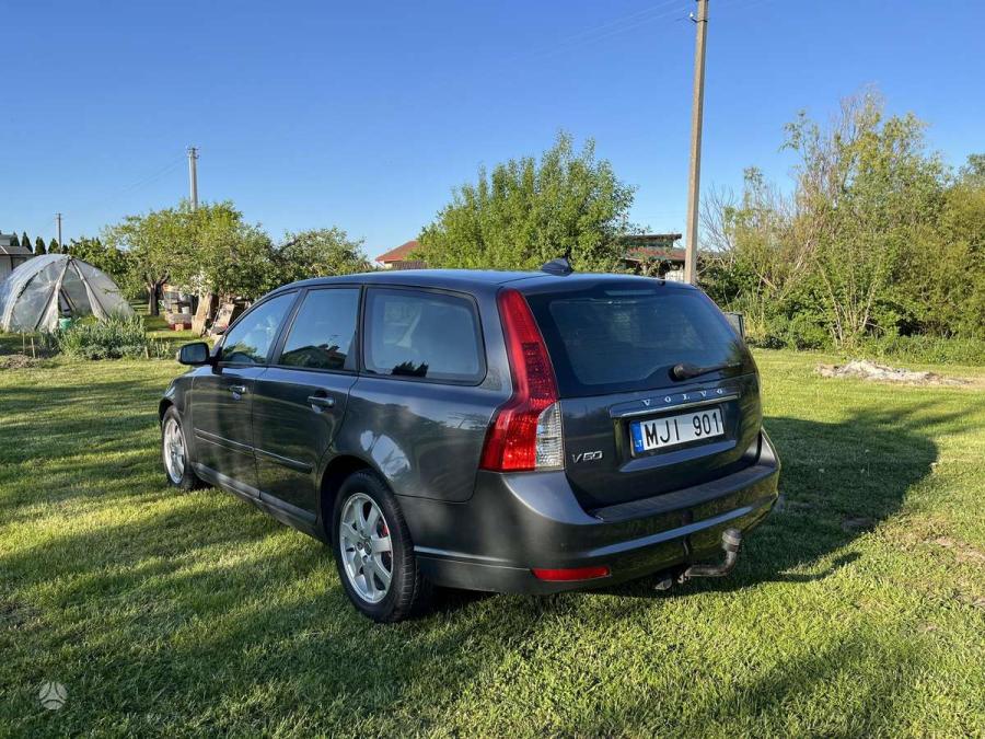 Grey Volvo V50 2008 in Marijampole, with an engine capacity of 1.56 L and mileage of 282 thousand km for 2099 €, photo 5 on AUTOMOTO.COM.LV