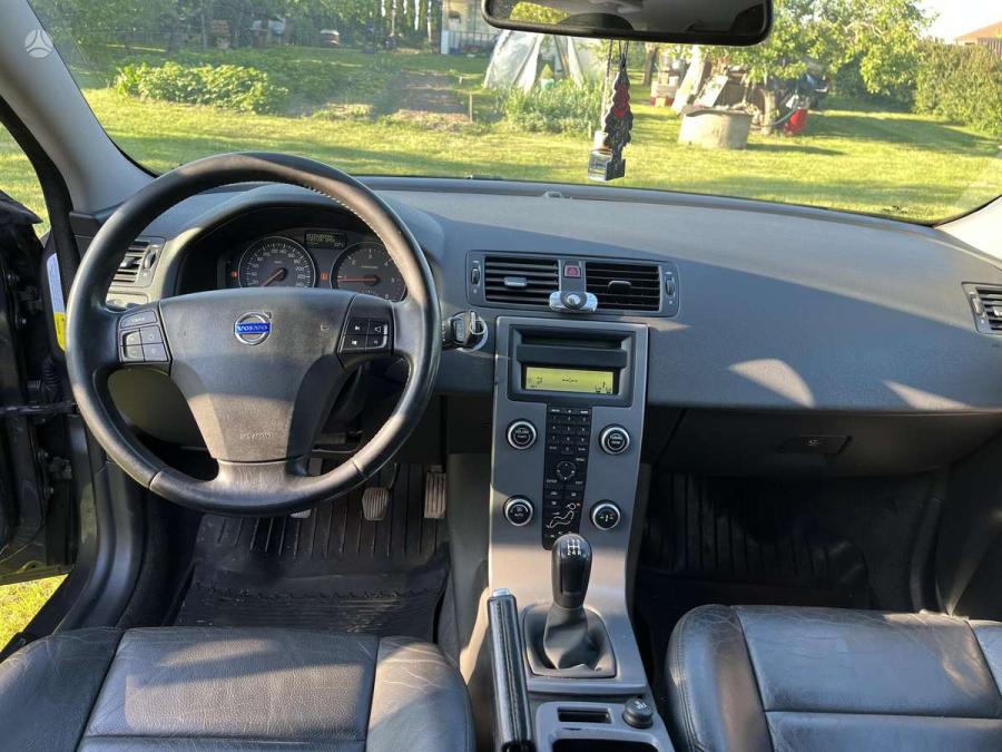 Grey Volvo V50 2008 in Marijampole, with an engine capacity of 1.56 L and mileage of 282 thousand km for 2099 €, photo 6 on AUTOMOTO.COM.LV