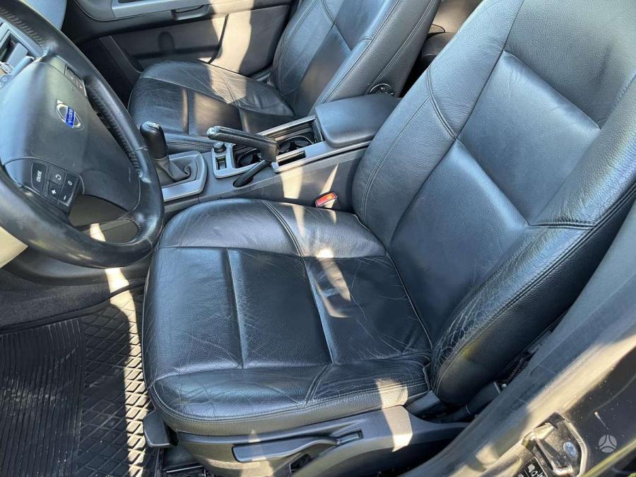 Grey Volvo V50 2008 in Marijampole, with an engine capacity of 1.56 L and mileage of 282 thousand km for 2099 €, photo 10 on AUTOMOTO.COM.LV