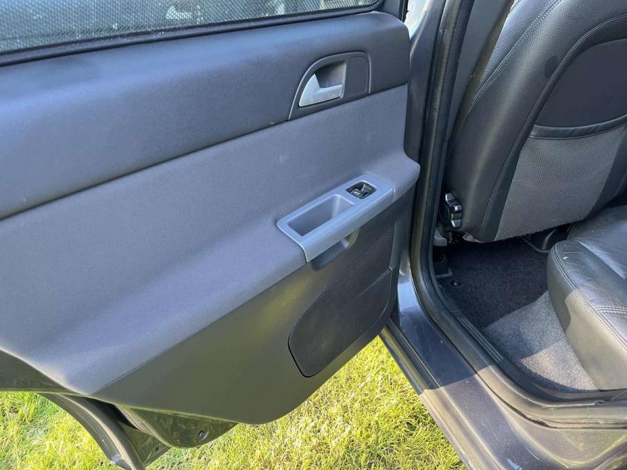 Grey Volvo V50 2008 in Marijampole, with an engine capacity of 1.56 L and mileage of 282 thousand km for 2099 €, photo 12 on AUTOMOTO.COM.LV