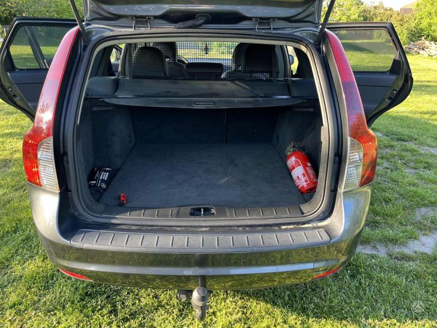 Grey Volvo V50 2008 in Marijampole, with an engine capacity of 1.56 L and mileage of 282 thousand km for 2099 €, photo 18 on AUTOMOTO.COM.LV