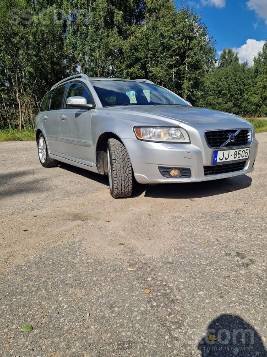 Grey Volvo V50 2008 in Valmiera, with an engine capacity of 2.00 L and mileage of 370 thousand km for 2100 €, photo 3 on AUTOMOTO.COM.LV