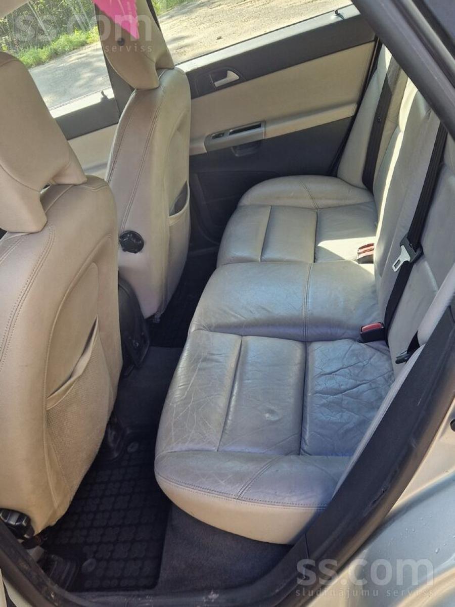 Grey Volvo V50 2008 in Valmiera, with an engine capacity of 2.00 L and mileage of 370 thousand km for 2100 €, photo 10 on AUTOMOTO.COM.LV