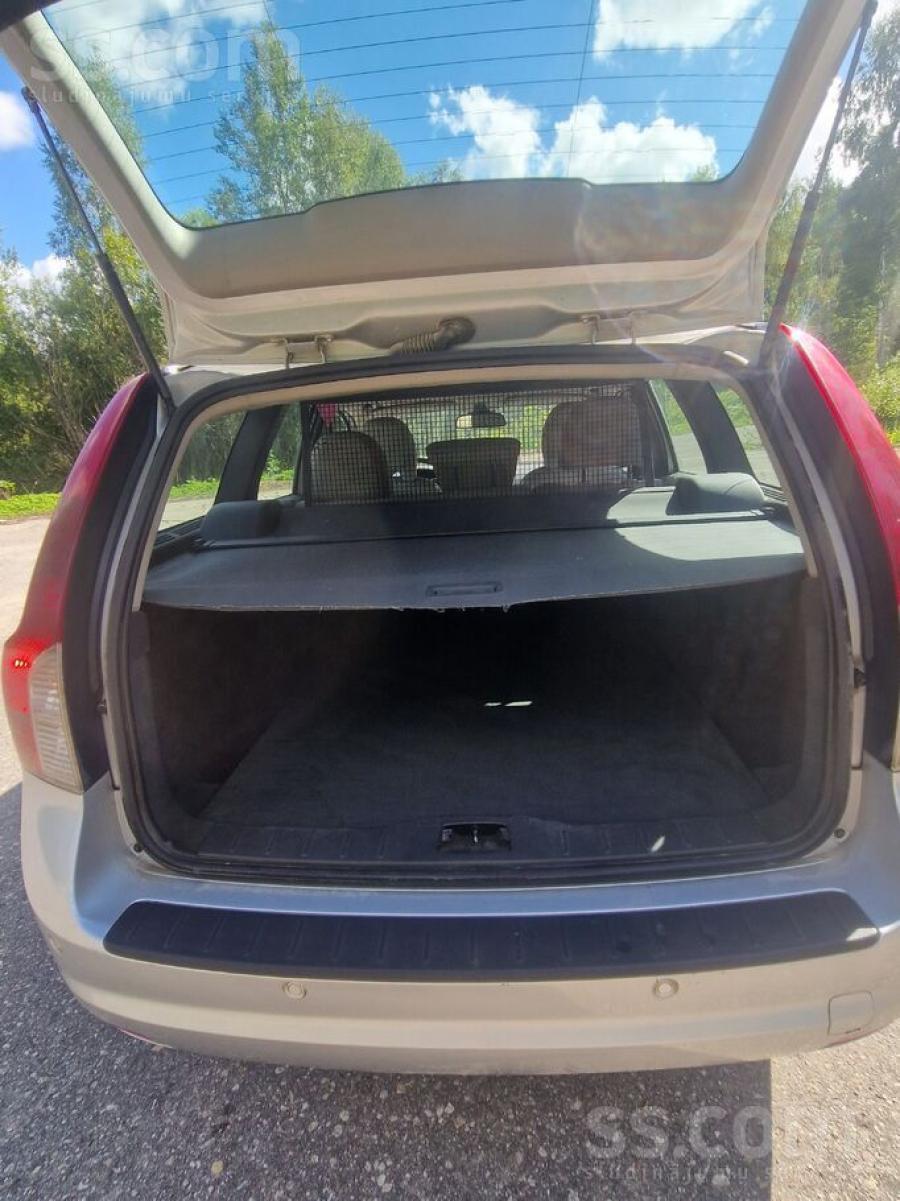 Grey Volvo V50 2008 in Valmiera, with an engine capacity of 2.00 L and mileage of 370 thousand km for 2100 €, photo 13 on AUTOMOTO.COM.LV