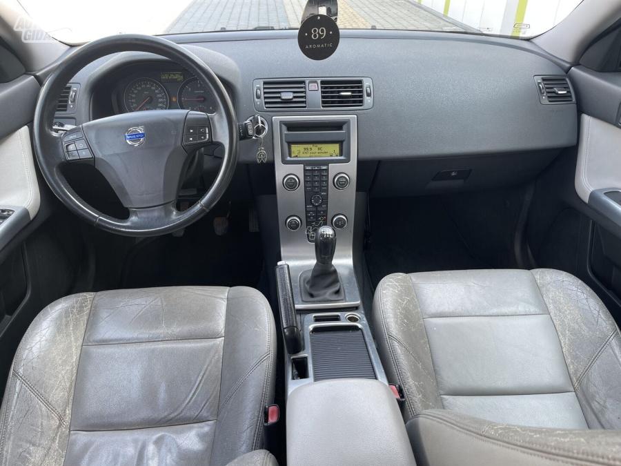 Pelēks Volvo V50 2008 Viļņa, ar dzinēja tilpumu 2.00 L un nobraukumu 300 tūkst. km par 1800 €, foto 23 vietnē AUTOMOTO.COM.LV