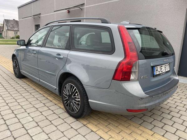 Grey Volvo V50 2008 in Vilnius, with an engine capacity of 2.00 L and mileage of 300 thousand km for 1800 €, photo 1 on AUTOMOTO.COM.LV