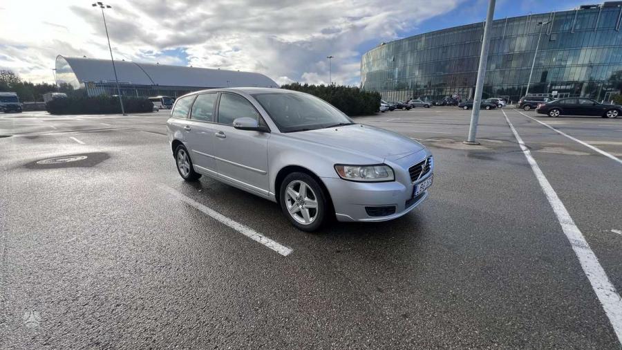 Pelēks Volvo V50 2008 Šauļi, ar dzinēja tilpumu 2.00 L un nobraukumu 258 tūkst. km par 2000 €, foto 1 vietnē AUTOMOTO.COM.LV