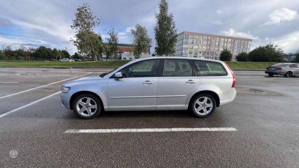 Pelēks Volvo V50 2008 Šauļi, ar dzinēja tilpumu 2.00 L un nobraukumu 258 tūkst. km par 2000 €, foto 5 vietnē AUTOMOTO.COM.LV