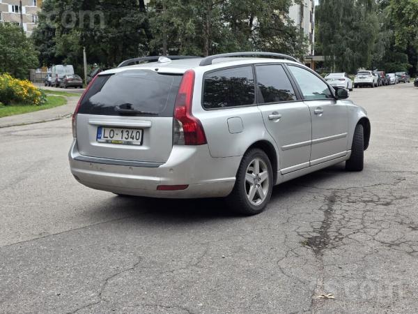 Вольво В50 2008 в Рига на AUTOMOTO.COM.LV Серый Вольво В50 2008 в Рига, объемом двигателя 1.60 л и пробегом 386 тыс. км за 1250 €, фото 4 на AUTOMOTO.COM.LV