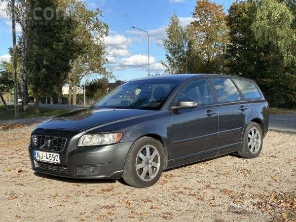 Grey Volvo V50 2008 in Riga, with an engine capacity of 2.00 L and mileage of 284 thousand km for 2590 €, photo 1 on AUTOMOTO.COM.LV