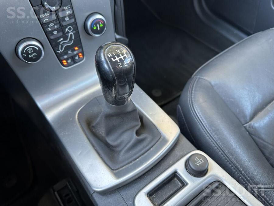 Pelēks Volvo V50 2008 Rīga, ar dzinēja tilpumu 2.00 L un nobraukumu 284 tūkst. km par 2590 €, foto 26 vietnē AUTOMOTO.COM.LV