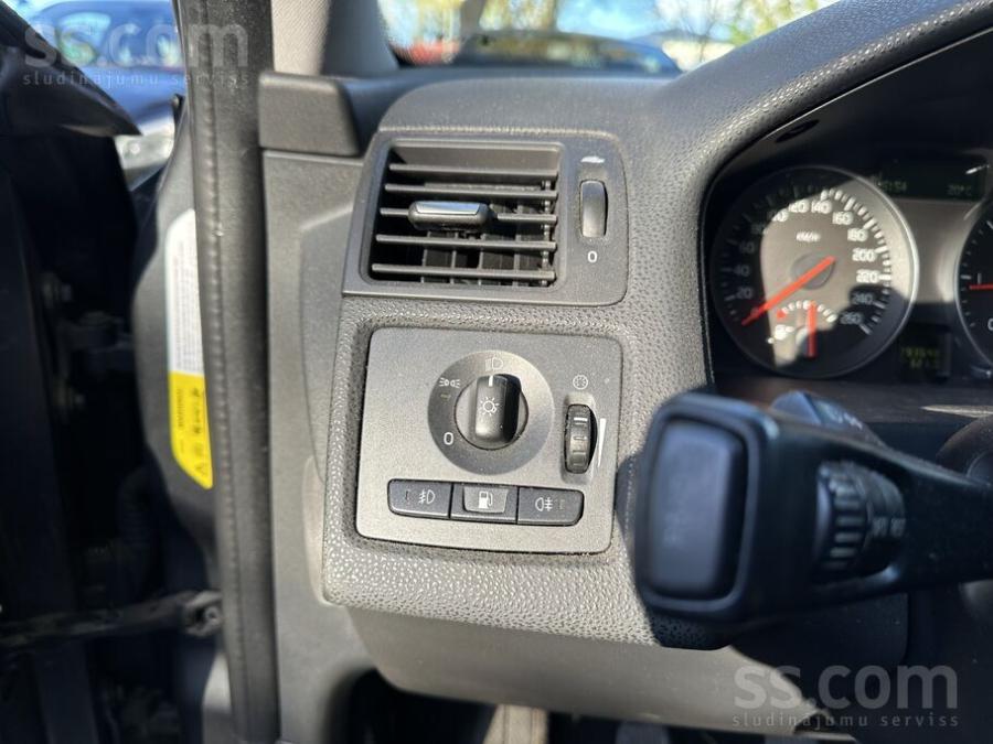 Pelēks Volvo V50 2008 Rīga, ar dzinēja tilpumu 2.00 L un nobraukumu 284 tūkst. km par 2590 €, foto 28 vietnē AUTOMOTO.COM.LV