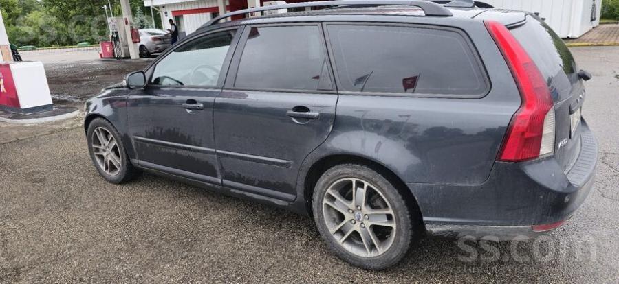 Grey Volvo V50 2009 in Riga, with an engine capacity of 2.00 L and mileage of 320 thousand km for 2500 €, photo 1 on AUTOMOTO.COM.LV