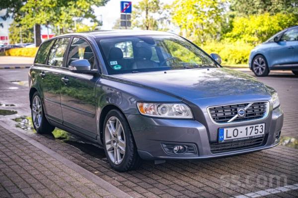 Grey Volvo V50 2009 in Riga, with an engine capacity of 1.60 L and mileage of 0 thousand km for 1990 €, photo 3 on AUTOMOTO.COM.LV