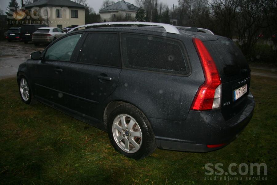 Grey Volvo V50 2009 in Riga, with an engine capacity of 2.00 L and mileage of 396 thousand km for 2550 €, photo 4 on AUTOMOTO.COM.LV
