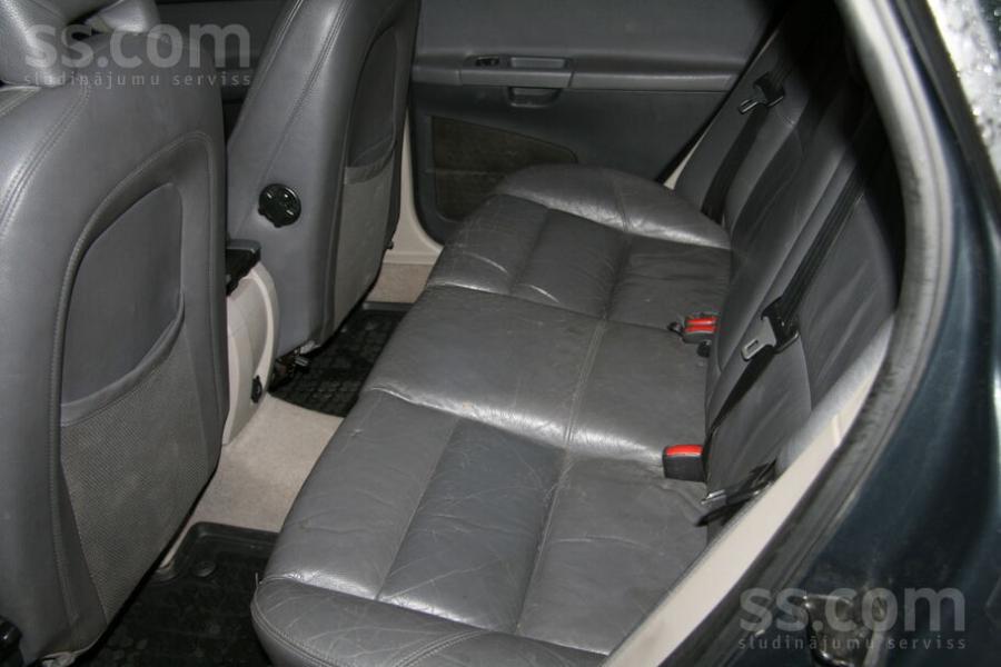 Grey Volvo V50 2009 in Riga, with an engine capacity of 2.00 L and mileage of 396 thousand km for 2550 €, photo 6 on AUTOMOTO.COM.LV
