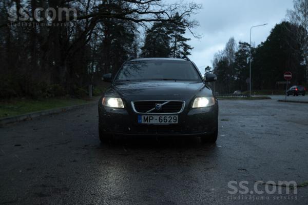 Pelēks Volvo V50 2009 Rīga, ar dzinēja tilpumu 2.40 L un nobraukumu 330 tūkst. km par 2650 €, foto 2 vietnē AUTOMOTO.COM.LV