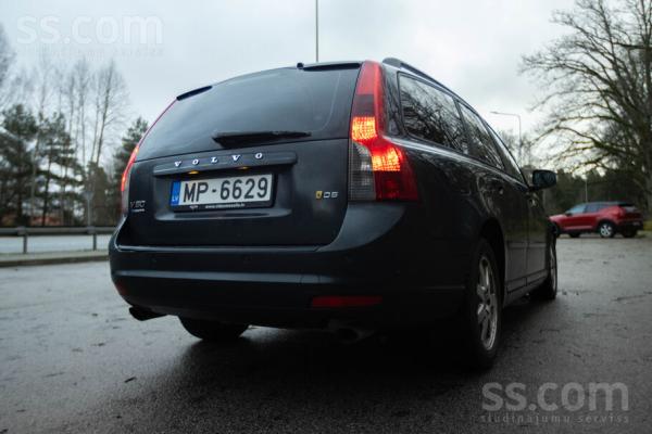 Pelēks Volvo V50 2009 Rīga, ar dzinēja tilpumu 2.40 L un nobraukumu 330 tūkst. km par 2650 €, foto 4 vietnē AUTOMOTO.COM.LV