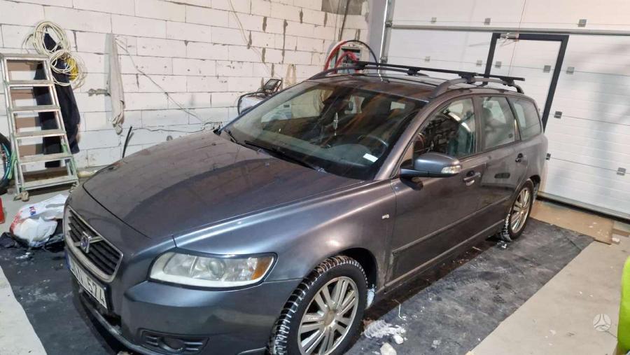 Grey Volvo V50 2009 in Vilnius, with an engine capacity of 1.56 L and mileage of 306 thousand km for 600 €, photo 2 on AUTOMOTO.COM.LV