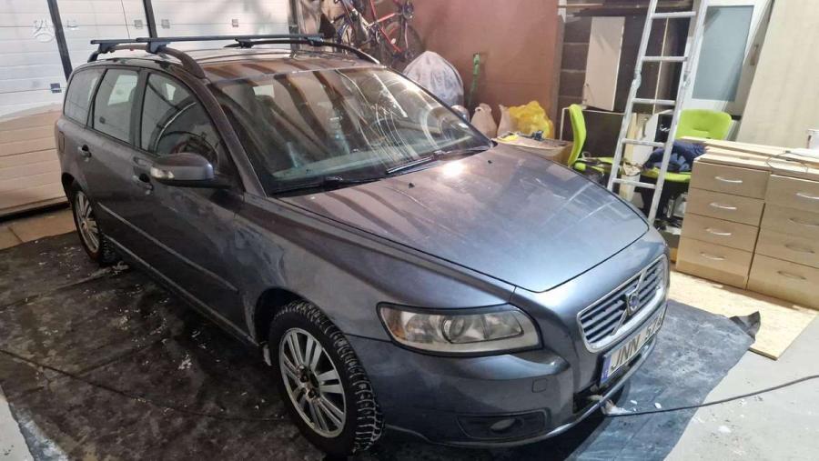 Grey Volvo V50 2009 in Vilnius, with an engine capacity of 1.56 L and mileage of 306 thousand km for 600 €, photo 3 on AUTOMOTO.COM.LV