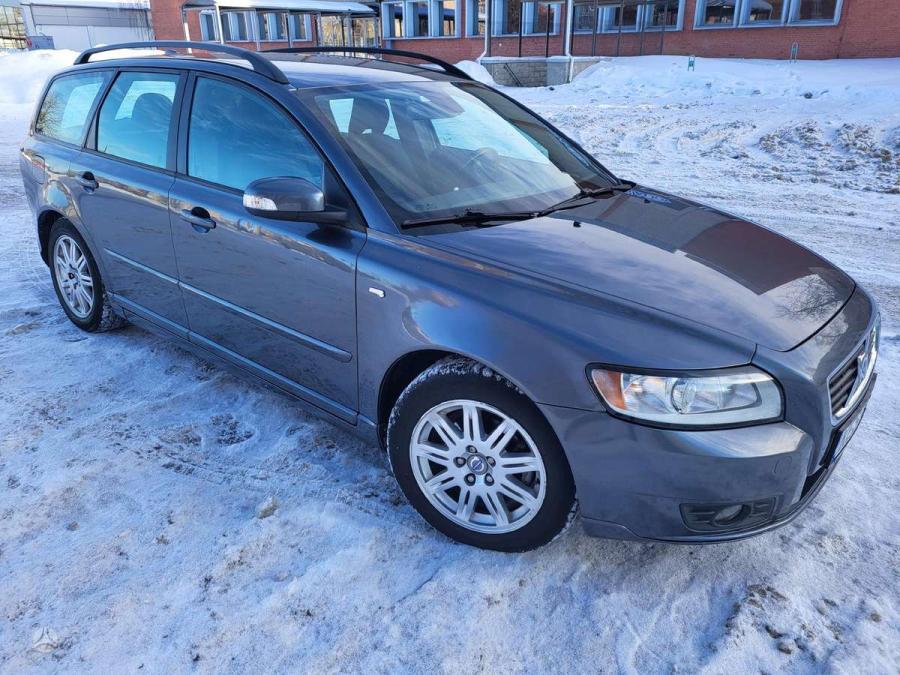 Grey Volvo V50 2009 in Vilnius, with an engine capacity of 1.56 L and mileage of 238 thousand km for 2600 €, photo 1 on AUTOMOTO.COM.LV