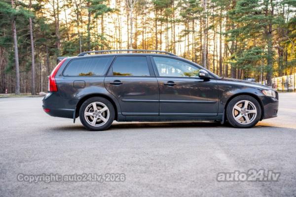 Pelēks Volvo V50 2009 Tallina, ar dzinēja tilpumu 2.00 L un nobraukumu 335 tūkst. km par 2700 €, foto 3 vietnē AUTOMOTO.COM.LV
