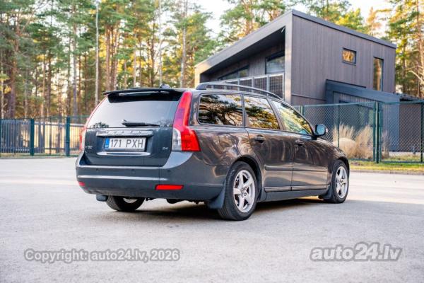 Pelēks Volvo V50 2009 Tallina, ar dzinēja tilpumu 2.00 L un nobraukumu 335 tūkst. km par 2700 €, foto 4 vietnē AUTOMOTO.COM.LV