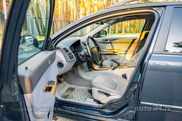Pelēks Volvo V50 2009 Tallina, ar dzinēja tilpumu 2.00 L un nobraukumu 335 tūkst. km par 2700 €, foto 10 vietnē AUTOMOTO.COM.LV