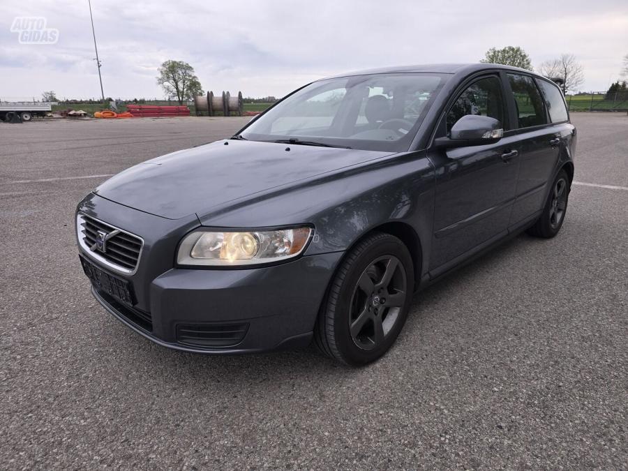 Grey Volvo V50 2009 in Marijampole, with an engine capacity of 1.60 L and mileage of 303 thousand km for 2500 €, photo 1 on AUTOMOTO.COM.LV
