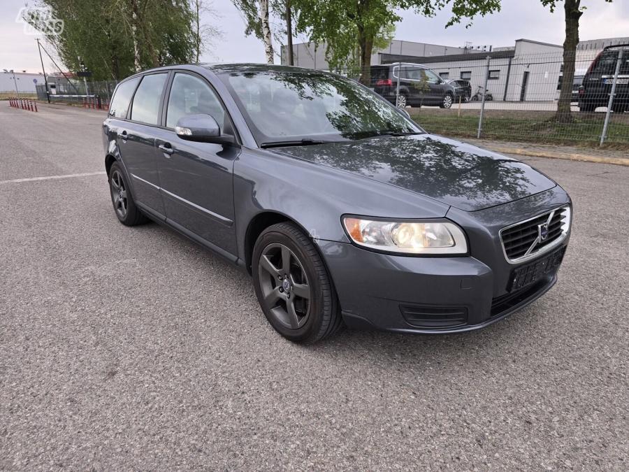 Grey Volvo V50 2009 in Marijampole, with an engine capacity of 1.60 L and mileage of 303 thousand km for 2500 €, photo 3 on AUTOMOTO.COM.LV
