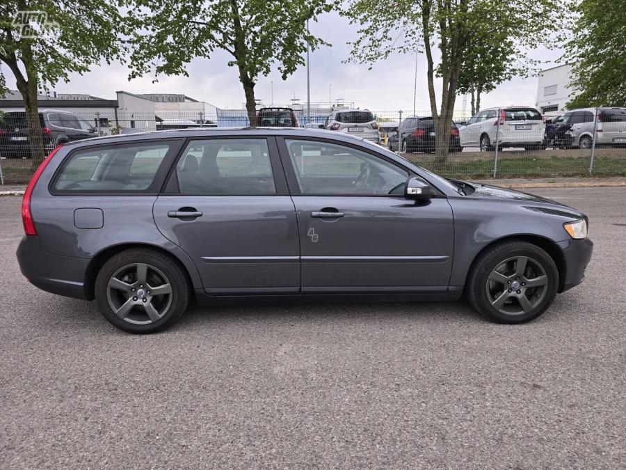 Grey Volvo V50 2009 in Marijampole, with an engine capacity of 1.60 L and mileage of 303 thousand km for 2500 €, photo 5 on AUTOMOTO.COM.LV