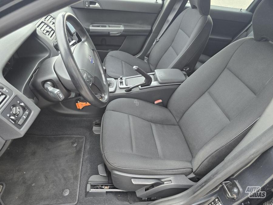 Grey Volvo V50 2009 in Marijampole, with an engine capacity of 1.60 L and mileage of 303 thousand km for 2500 €, photo 11 on AUTOMOTO.COM.LV