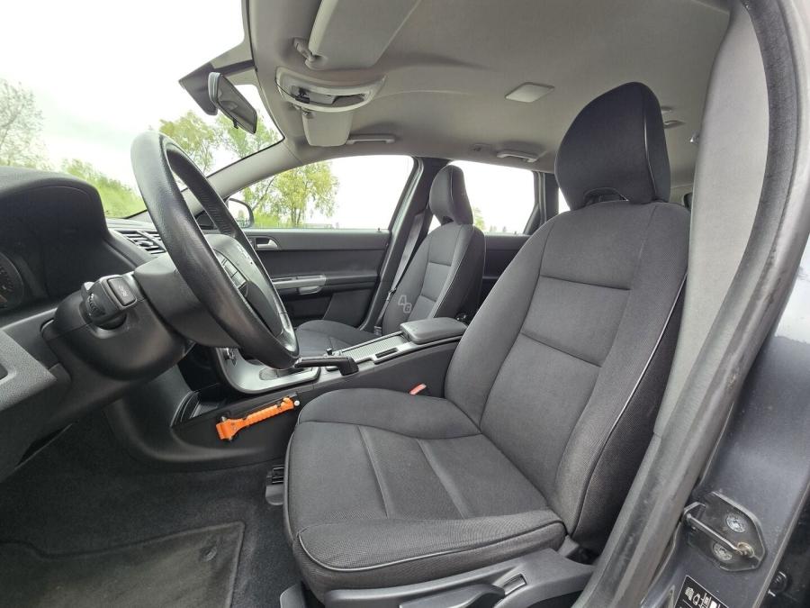 Grey Volvo V50 2009 in Marijampole, with an engine capacity of 1.60 L and mileage of 303 thousand km for 2500 €, photo 13 on AUTOMOTO.COM.LV
