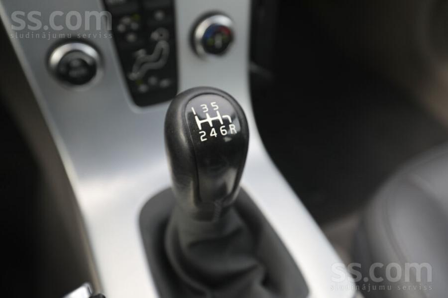 Pelēks Volvo V50 2009 Rīga, ar dzinēja tilpumu 2.40 L un nobraukumu 284 tūkst. km par 3990 €, foto 16 vietnē AUTOMOTO.COM.LV