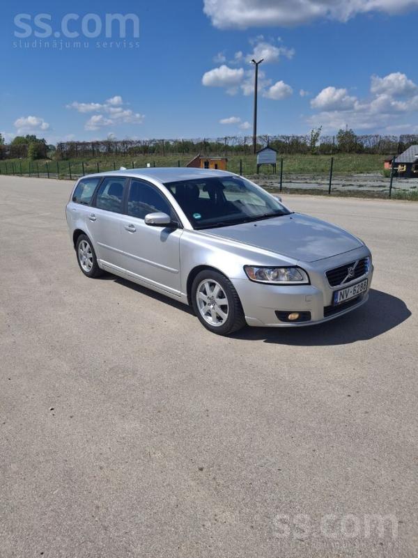 Grey Volvo V50 2009 in Bauska, with an engine capacity of 2.00 L and mileage of 333 thousand km for 1800 €, photo 2 on AUTOMOTO.COM.LV