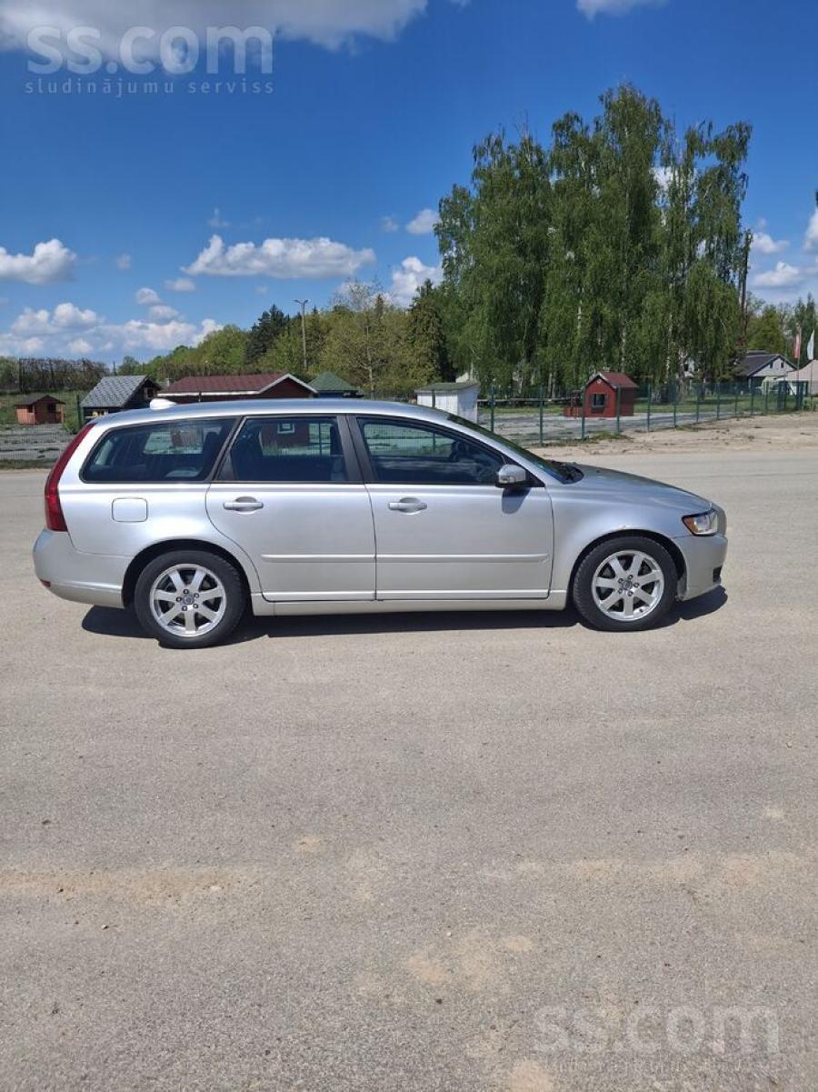 Pelēks Volvo V50 2009 Bauska, ar dzinēja tilpumu 2.00 L un nobraukumu 333 tūkst. km par 1800 €, foto 4 vietnē AUTOMOTO.COM.LV