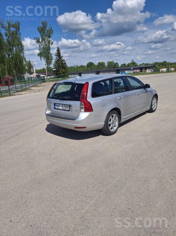 Grey Volvo V50 2009 in Bauska, with an engine capacity of 2.00 L and mileage of 333 thousand km for 1800 €, photo 4 on AUTOMOTO.COM.LV