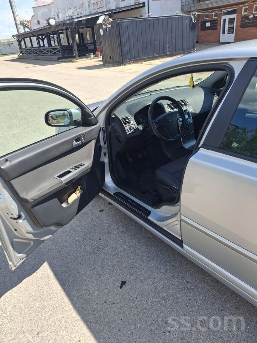 Pelēks Volvo V50 2009 Bauska, ar dzinēja tilpumu 2.00 L un nobraukumu 333 tūkst. km par 1800 €, foto 8 vietnē AUTOMOTO.COM.LV